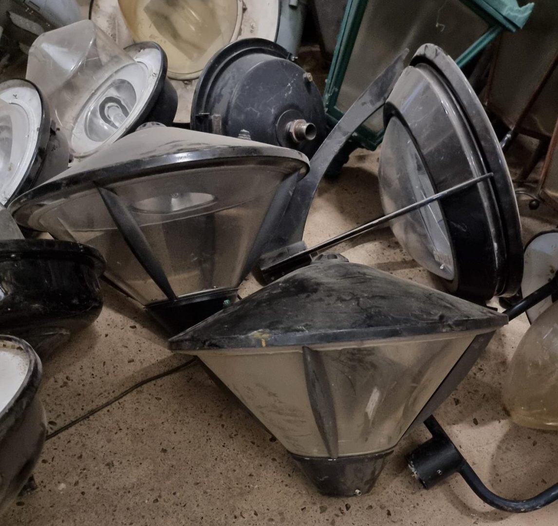 Stylish Black Street Lights | Fenori | Street Furniture Salvage, Prop ...